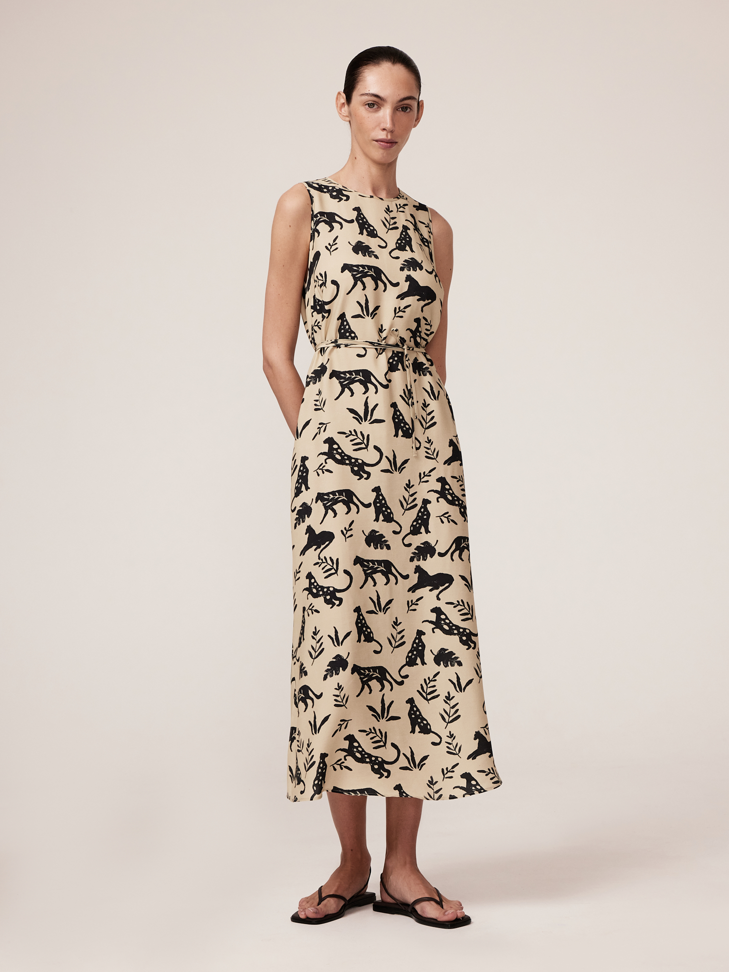 Платье из вискозы с эффектным принтом